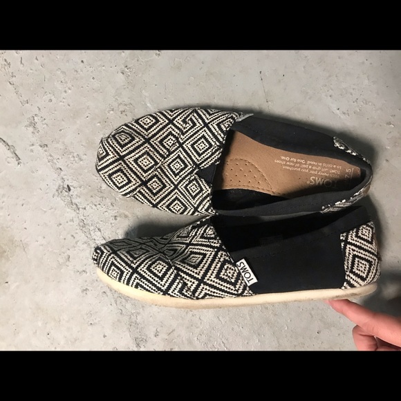 Toms | Shoes | Toms Black And White Pattern Shoe | Poshmark